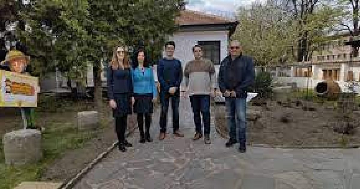Асен Василев и Атанас Атанасов на неделна разходка в Града на ...