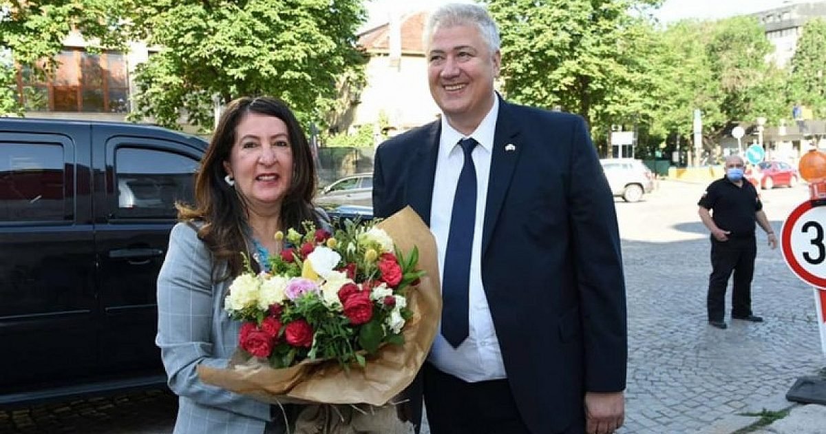 В Деня на независимостта! Херо Мустафа с подаръци за болни деца ...