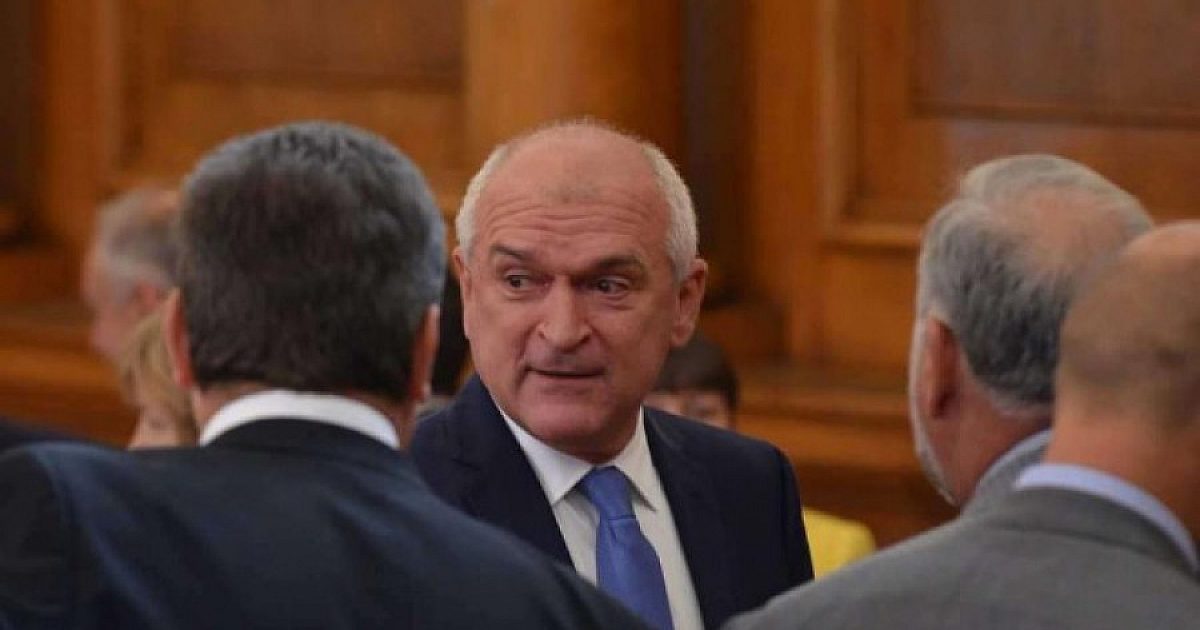 БСП внесе подписката за оставката на парламентарния шеф Димитър Главчев ...