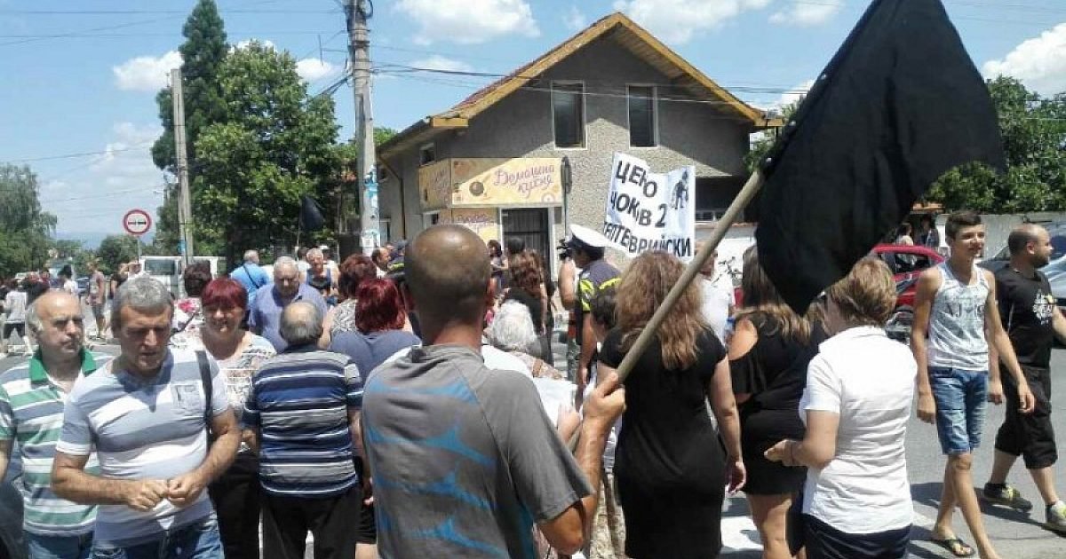Протест срещу кмет затвори пътя за Велинград - Любопитно — Новини Стандарт