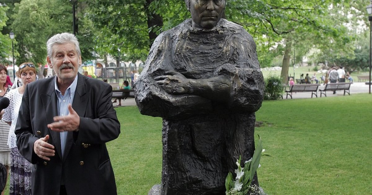 Лолова и Ламбо се поклониха пред Вачков - Общество — Новини Стандарт
